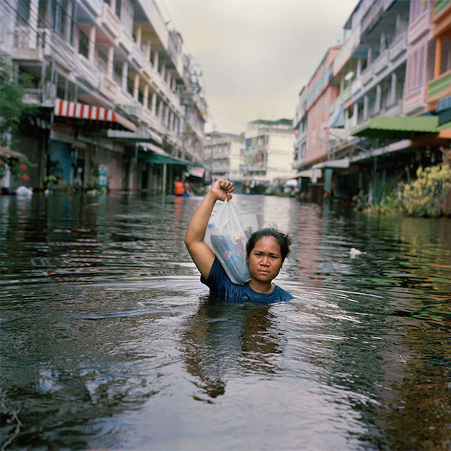Photographer captures the tensions revealed by devastating floods ...
